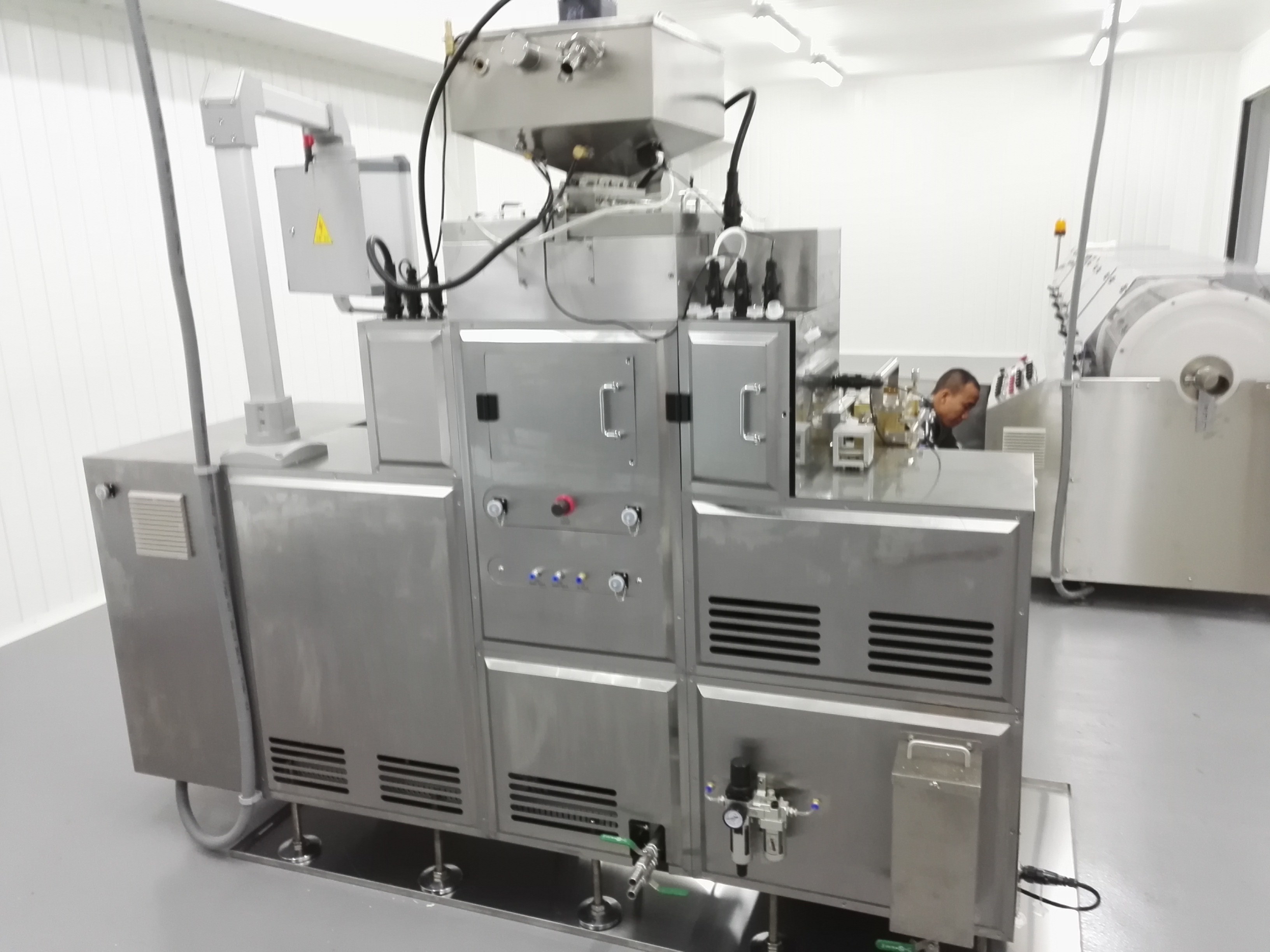 S403 Soft Gelatin Encapsulation Machine With Gelatin Melting System For ...